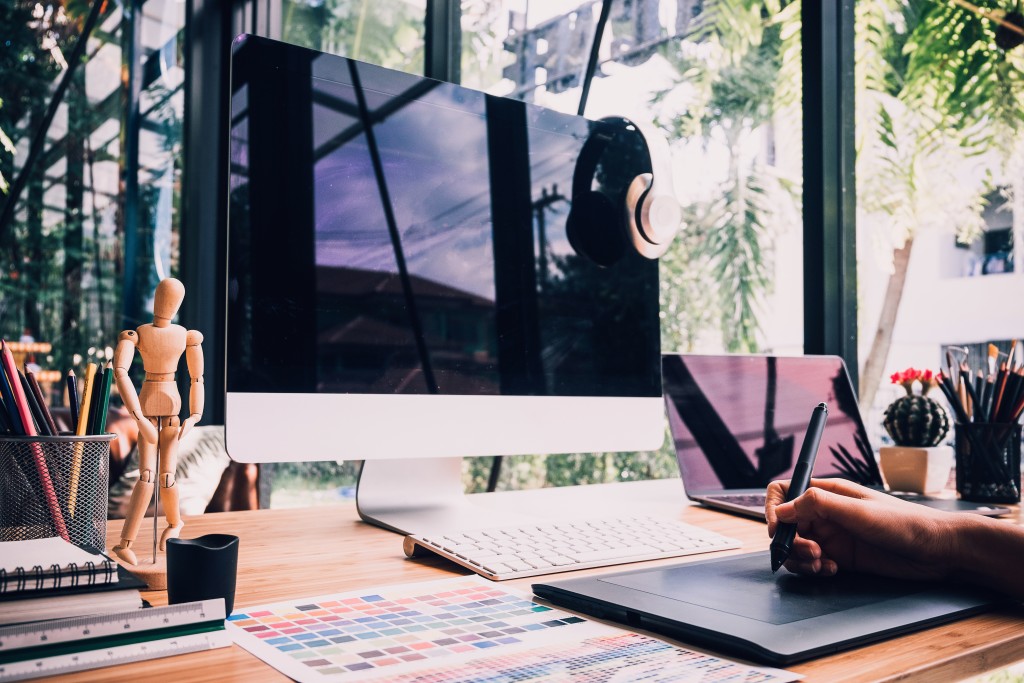 Discover bespoke graphic design services in London now.